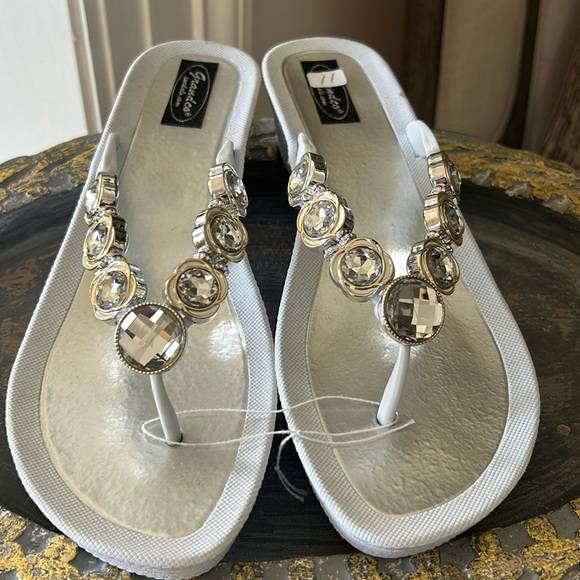 Grandco | Shoes | Nwt Grandco White Wedge Sandals With Crystals 1m ...